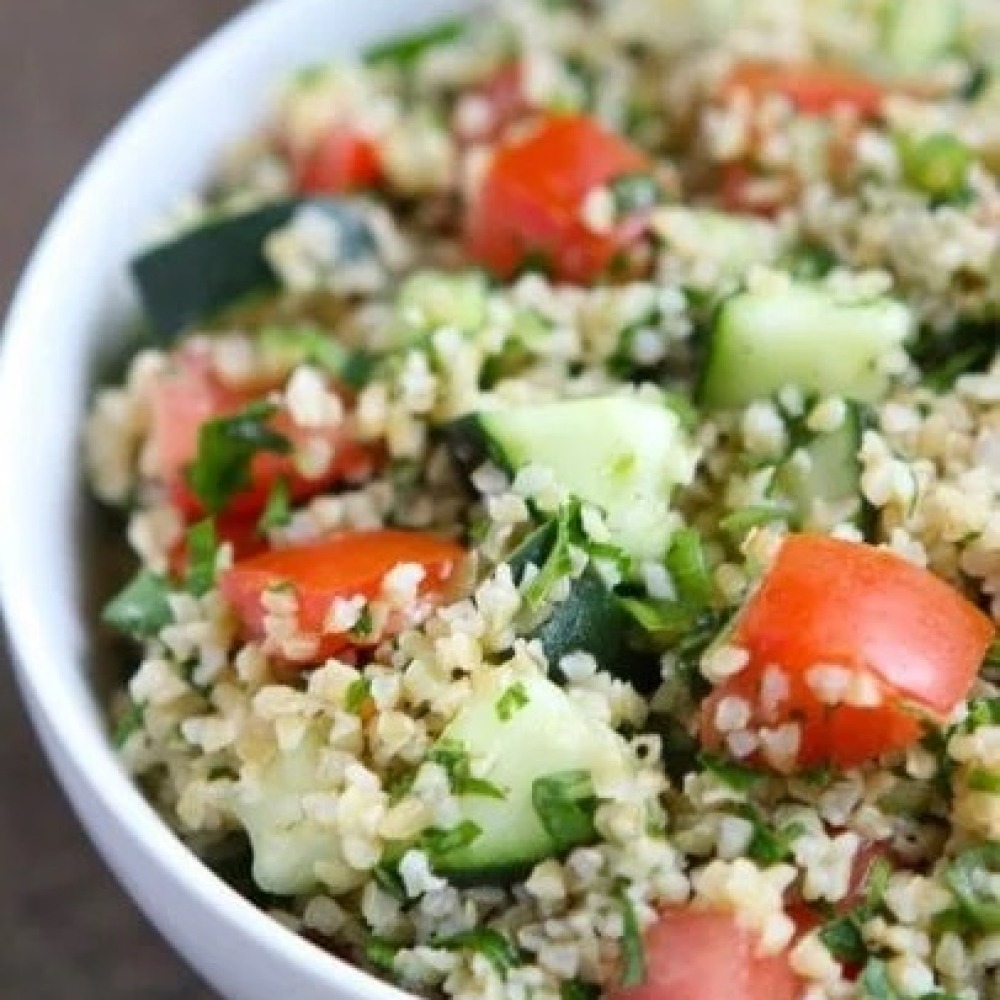 Tabulé de quinoa con vegetales y pollo.